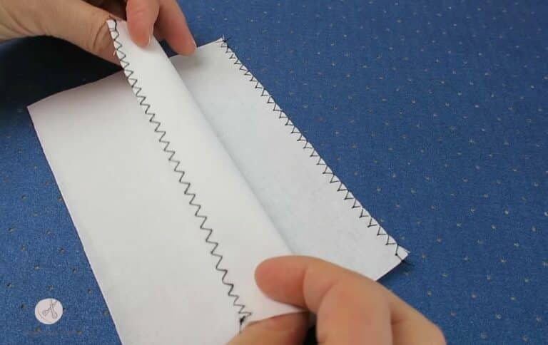 Couture simple ouverte surfilée